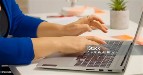 직장에서 노트북으로 타이핑하는 작업을 수행하는 여자 30 34세에 대한 스톡 사진 및 기타 이미지 30 34세 노트북 노트북 사용하기 Istock