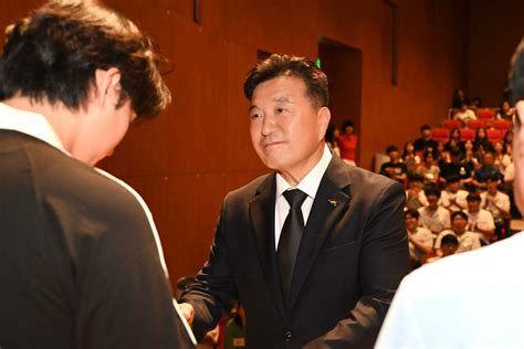 최재구 예산사랑장학회 장학증서 수여식 오늘 예산의 미래를 밝혀줄 250명의 장학생에게 장학증서를 전달했습니다 이 장학금이 단순한 지원을 넘어 여러분 곁에 늘