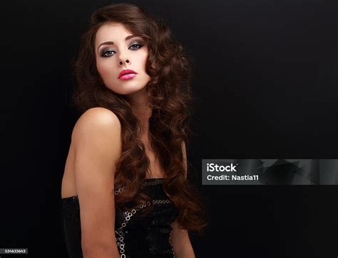 아름다운 메이크업 가진 여자 걸리죠 꼬불꼬불한 머리 루킹 2015년에 대한 스톡 사진 및 기타 이미지 2015년 갈색