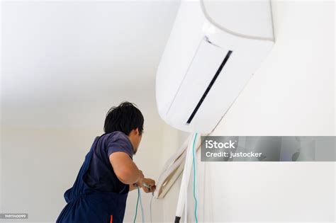 에어컨 장치를 수리하는 수리공 고객 집에 에어컨을 설치하는 기술자 유지 보수 및 수리 개념 아시아인에 대한 스톡 사진 및 기타 이미지 Istock