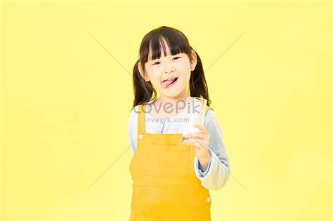 우유를 마시는 소녀 사진 무료 다운로드 Lovepik