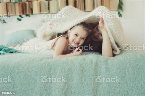 집에서 놀고있는 행복한 가족 어머니 와 유아 딸 휴식 과 데 재미 에 침대 에 아늑한 주말 아침 가족에 대한 스톡 사진 및 기타 이미지 Istock