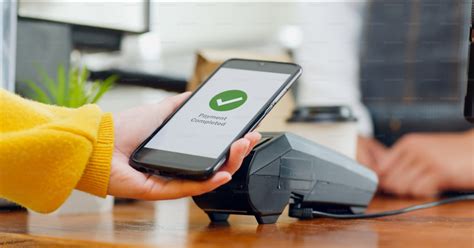 카페 레스토랑에서 Nfc 결제를 위해 스마트폰을 사용하는 고객 비현금 비접촉식 기술 및 송금 개념 사진 Unsplash의 식품 서비스 직업 이미지