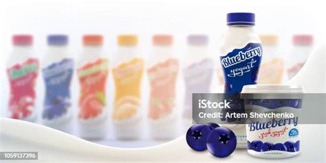 그리스 요구르트 용기와 많은 병 우유 파의 밝은 배경에 원시 딸기 딸기 블루베리 음료 요구르트 병 브랜딩 및 상업 준비 사용 플라이어 현실적인 그림 0명에 대한 스톡 벡터