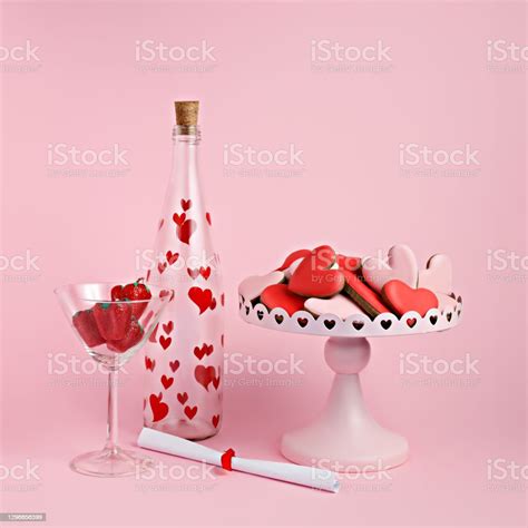 러브 메시지와 로맨틱 한 병 하트 쿠키와 분홍색 배경에 딸기로 가득 유리 트레이 밸런타인데이에 대한 스톡 사진 및 기타 이미지