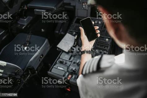 조종석에서 자신의 스마트 폰의 화면을보고 백인 조종사 파일럿에 대한 스톡 사진 및 기타 이미지 파일럿 조종 장치 화면