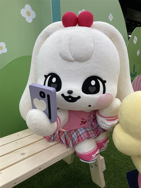 더쿠 이번주 목요일부터 진행중이라는 아이브 인형 미니브 팝업 현장