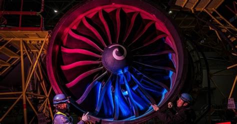 포토 대한항공 정비격납고서 항공기 엔진 살펴보는 정비사