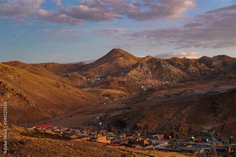 Vista Del Cerro Apo Porco Desde La Ciudad De Porco Con El Campamento