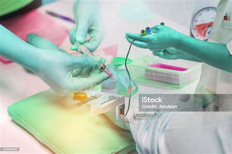 간호사 찌르기 바늘 주사기를 가진 이중 노출 간호원 수혈 혈액 간호사에 대한 스톡 사진 및 기타 이미지 간호사 건강 진단