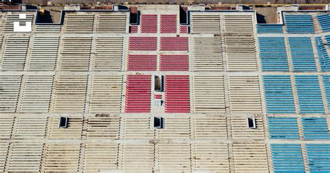 검은색 콘크리트 경마장 근처의 흰색 빨간색 파란색 의자의 항공 사진 사진 Unsplash의 무료 건물 이미지