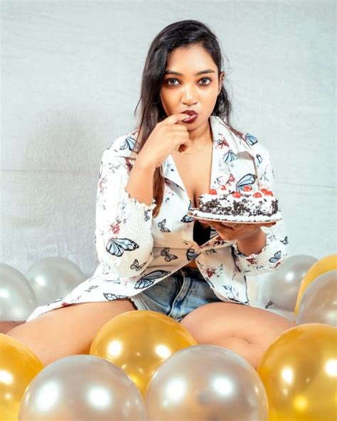 Photos ஆத்தாடி ஹார்ட் பீட்டை எகிற வைக்கும் இன்ஸ்டா மாடல் சூர்ய