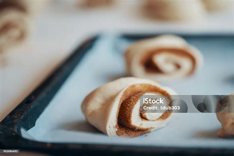 계 피만 두 되기 전에 과자 굽는 판에 오븐에 넣어 계피 롤빵에 대한 스톡 사진 및 기타 이미지 계피 롤빵 준비 계피