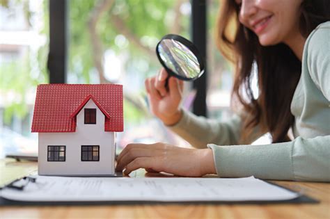 돋보기로 집 모델을보고 여자 부동산 평가 토지 평가 및 주택 선택 개념 20 24세에 대한 스톡 사진 및 기타 이미지 20 24세 개발 건축 Istock