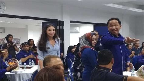 Foto Manohara Tampil Casual Di Acara Caleg Nasdem