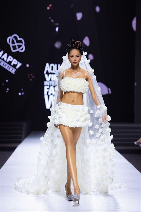 Hoa H U Hhen Ni Khoe V C D Ng Kh Ng Ch T M Th A Khi Di N Vedette