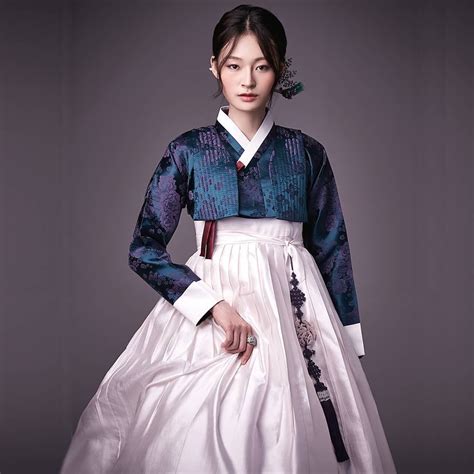 히로 On Instagram 첫줄하이~ 전통적인 멋과 우와함이 느껴지는 아름다운 한복~ 색감도 디자인도 품격이 느껴지네요 종로 비채한복에서는 일상 한복은 물론