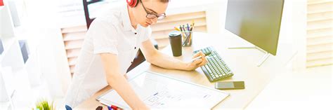 안경와 헤드폰 젊은이 컴퓨터 책상 근처 서 그의 손에 마커를 보유 하 고 키보드에 인쇄 전에 그 자석 보드와 마커 거짓말 개념에 대한 스톡 사진 및 기타 이미지 Istock