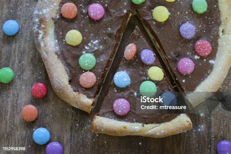 집에서 만든 초콜릿 피자 멀티 컬러 과자 사탕과 설탕을 입힌 구운 된 피자 크 러스트는 어린이를 위한 헤이즐넛 초콜릿 스프레드