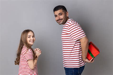 웃는 아버지는 등 뒤에 선물 상자를 들고 딸의 생일 선물을 준비합니다 2명에 대한 스톡 사진 및 기타 이미지 2명 30 34세 8 9 살 Istock