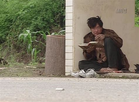 손현주 거지짤 레전드 노숙자 박스 깔고 책보는 장면 세모짤