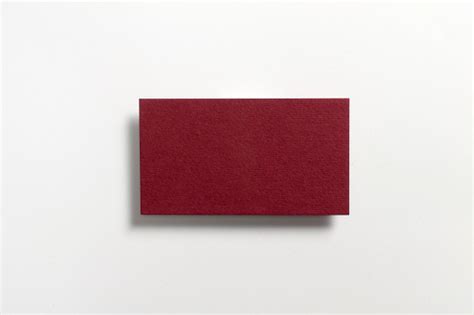 Herry 색상 빈 매트 선형 질감 수평 명함 비행 및 흰색 종이 배경에 고립 우리 표준 크기 35 X 2 인치 실제 비 전문 스튜디오 사진 0명에 대한 스톡 사진 및 기타