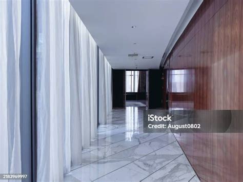 광택이 나는 대리석 바닥과 나무 벽 패널로 마감된 현대적이고 우아한 복도입니다 0명에 대한 스톡 사진 및 기타 이미지 0명 건축 고급 호텔 Istock