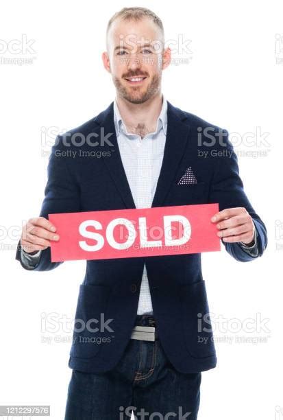 백인 젊은 남성 매니저 스마트 캐주얼을 입고 흰색 배경 앞에 서 표지판을 들고 30 34세에 대한 스톡 사진 및 기타 이미지 30 34세 30 39세 갈색 머리