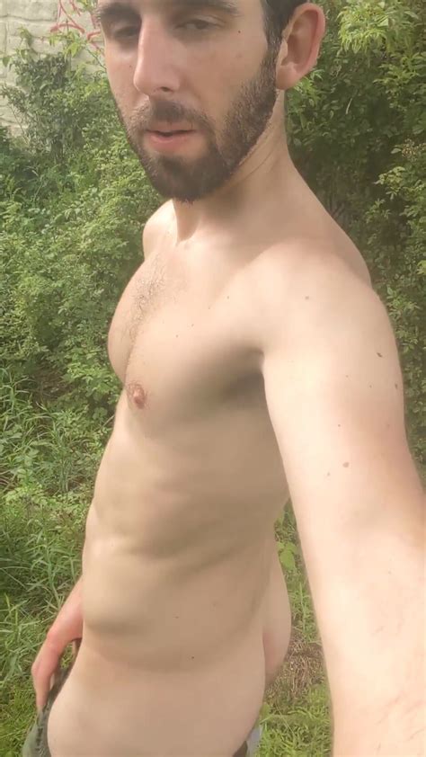 Fit Guy Loves Getting Naked Outside 日本語で