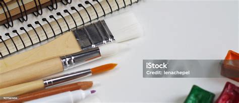 수채화 물감과 흰색 나무 책상 평면도에 메모장 복사 공간 개체 그룹에 대한 스톡 사진 및 기타 이미지 개체 그룹 공란 공예 Istock