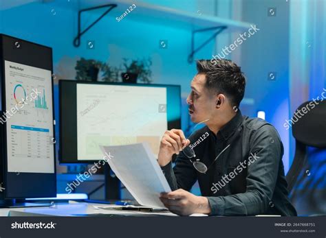 3 Thousand Analyst Reviewing Charts Computer Royalty Free Images