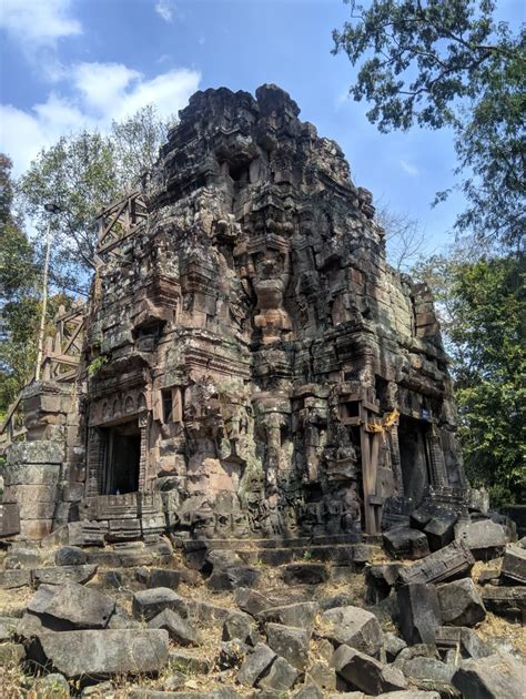 ប្រាសាទព្រះថ្កោល គ្រាប់ពេជ្រដ៏ល្អឥតខ្ចោះ ក្នុងរចនាបថបាយ័ន នៅចំកណ្ដាលបារាយណ៍ដ៏ធំល្វឹងល្វើយ Tnaot