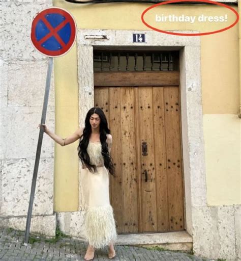 Con trai mặc váy đón tuổi phản ứng của nữ diễn viên nổi tiếng càng gây bất ngờ