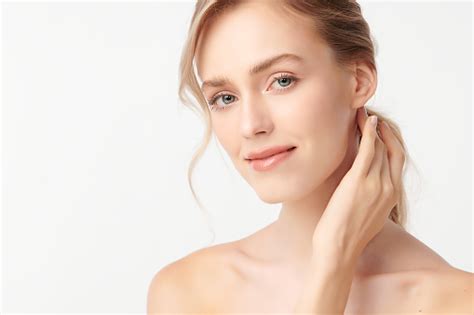 흰색 배경에 깨끗하고 신선한 피부를 가진 아름다운 젊은 여성 얼굴 관리 페이셜 트리트먼트 미용 미용 및 스파 여성 초상화 20 24세에 대한 스톡 사진 및 기타 이미지