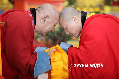 ФОТО Гандантэгчэнлин хийдийн Тэргүүн их хамба Д Жавзандорж ламыг сэнтийд нь залав