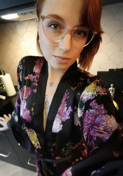 286 Best Nerdy Girls Images On Pholder Starterpacks Freckled Girls