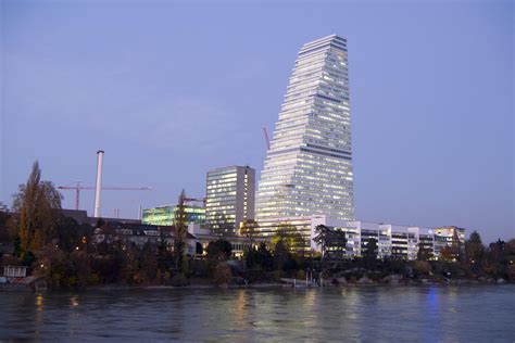 Inside Roche: Taking on the tech sector - SWI swissinfo.ch