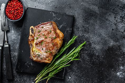 뼈 또는 뉴욕 스테이크에 구운 스트리플로인 스테이크 검은 색 배경 맨 위 보기입니다 복사 공간 고기에 대한 스톡 사진 및 기타 이미지 Istock