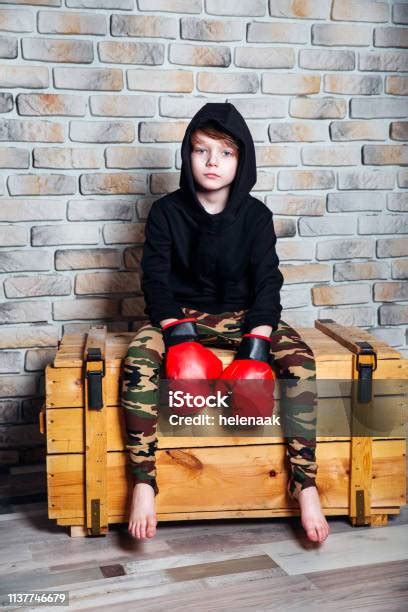 스튜디오에서 포즈 권투 장갑을 입고 검은 색의 셔츠에 금발 머리 드레싱과 함께 어린 소년 복 서 건강한 생활방식에 대한 스톡 사진 및 기타 이미지 Istock