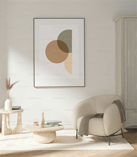 의자와 테이블이 있는 거실 사진 Unsplash의 방 이미지