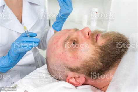 의사 미용사는 미용실에서 남성의 얼굴 피부에 주름을 조이고 부드럽게하기 위한 젊어지게 하는 얼굴 주사 절차를 만듭니다 화장품