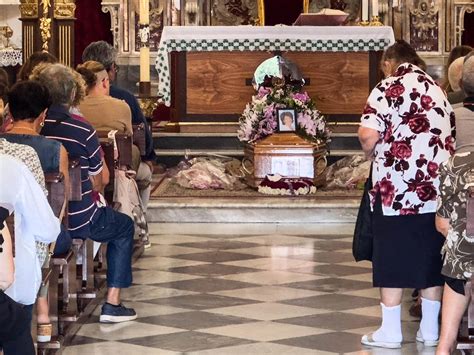 Anna Scala I Funerali A Vico Equense Le Foto