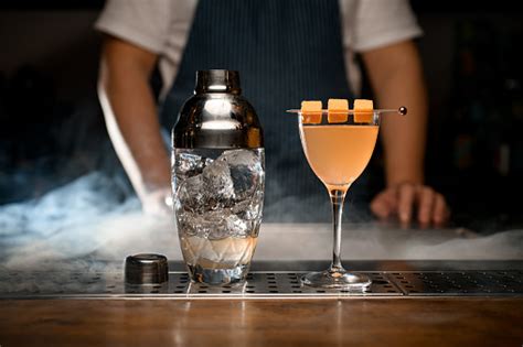 액체 및 얼음 조각이있는 크리스탈 유리 쉐이커와 바 카운터에서 음료를 마시는 칵테일 유리 각얼음에 대한 스톡 사진 및 기타 이미지 각얼음 결정체 고명 Istock