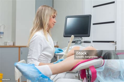 산부인과 의사가 부인과 의자에 누워있는 소녀를위한 초음파 진단 절차를 수행합니다 임신 관리 태아 건강 모니터링 부인과 의사에