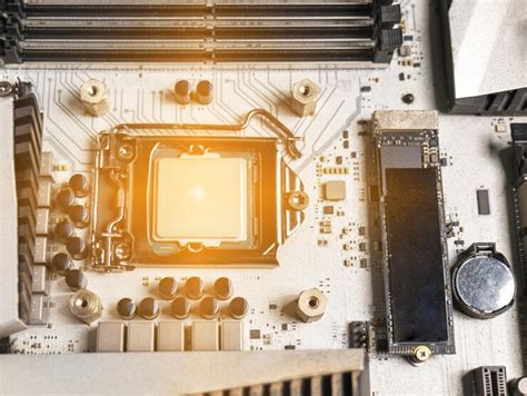 Cpu 핸들을 잡고 마더보드의 Cpu 슬롯에 삽입하십시오 오래된 마더보드입니다 먼지가 많습니다 Cpu 슬롯에 주황색 표시등을