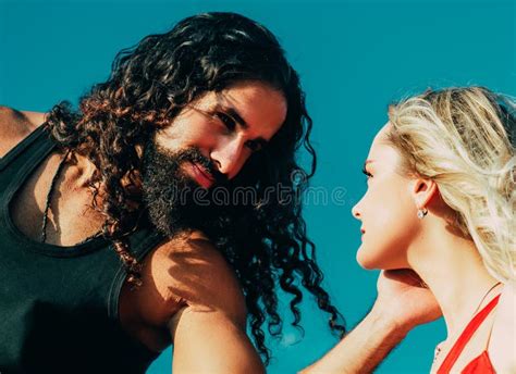 Pareja Joven Enamorada Pasa Tiempo Juntos Hombre Abraz Ndose Y Besando A Una Mujer Sensual