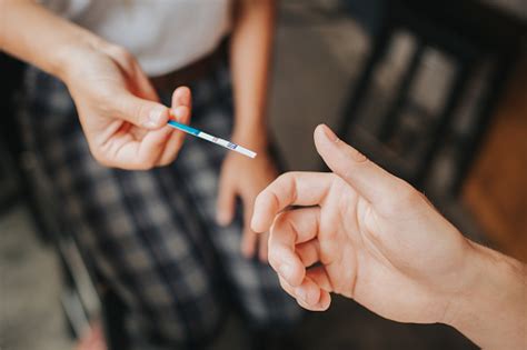 놀란된 십 대 커플 지주 임신 테스트입니다 여자 쇼 남자 긍정적인 임신 테스트 충돌 관계 문제 슬픈 부정적인 감정 걱정하는에