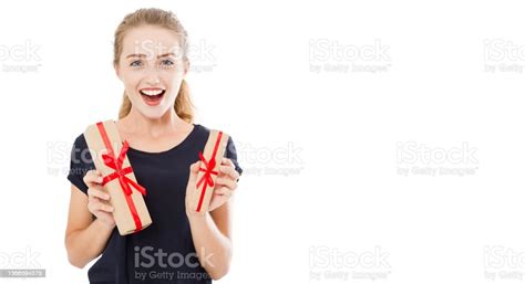 감정적인 얼굴과 여자는 흰색 배경에 고립 된 선물 상자를 보유 20 24세에 대한 스톡 사진 및 기타 이미지 20 24세