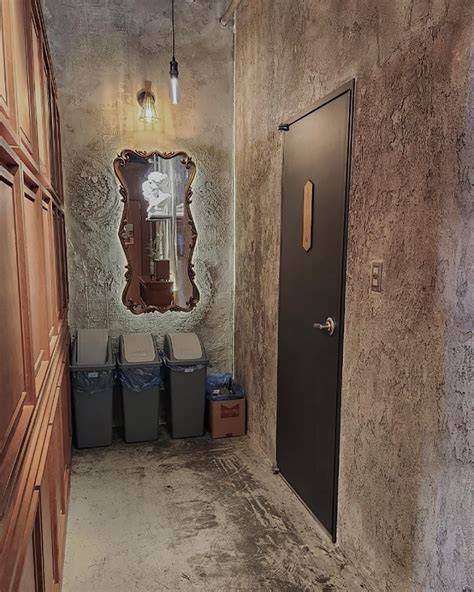 마스티체 스페셜페인팅 스톤미장 가구 유럽 미장 라임 플라스터 Mastice Vintage Wall 시공하고 난 후에도 조명에 따라 텍스처와 무드가 달라지는