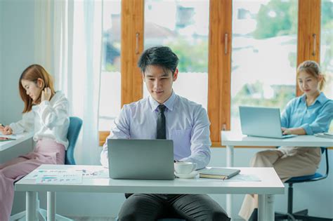 아시아 및 백인 기업 임원들은 세 명의 젊은 사업가와 여성이 모인 회의실에서 제품 로드맵 및 협업 아이디어에 대한 기술 신생 기업에 대해 논의합니다 20 29세에 대한 스톡